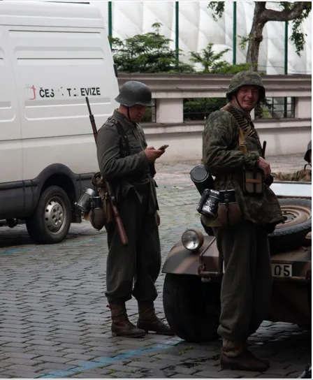 Cep telefonu kullanan asker fotoğrafının 1937’ye ait olduğu iddiası - Teyit