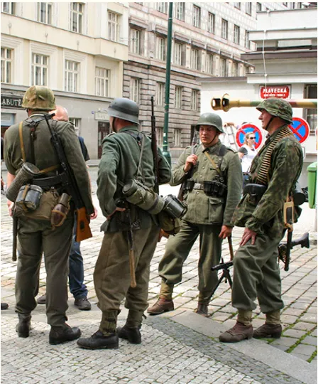 Cep telefonu kullanan asker fotoğrafının 1937’ye ait olduğu iddiası - Teyit