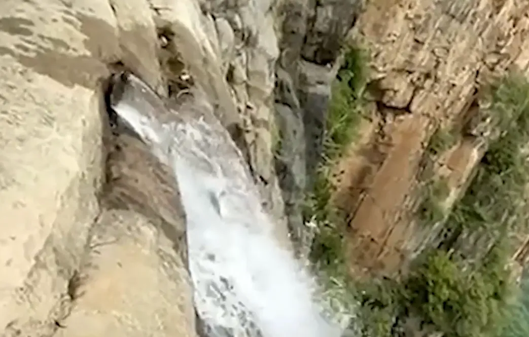 Çin'in en yüksek şelalesine bir borudan su mu veriliyor? - Teyit